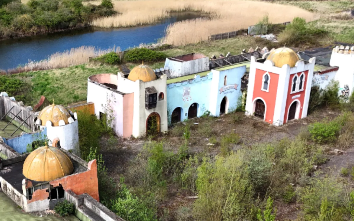 « Un film de zombies » : l'incroyable zone marocaine d'un parc anglais ...