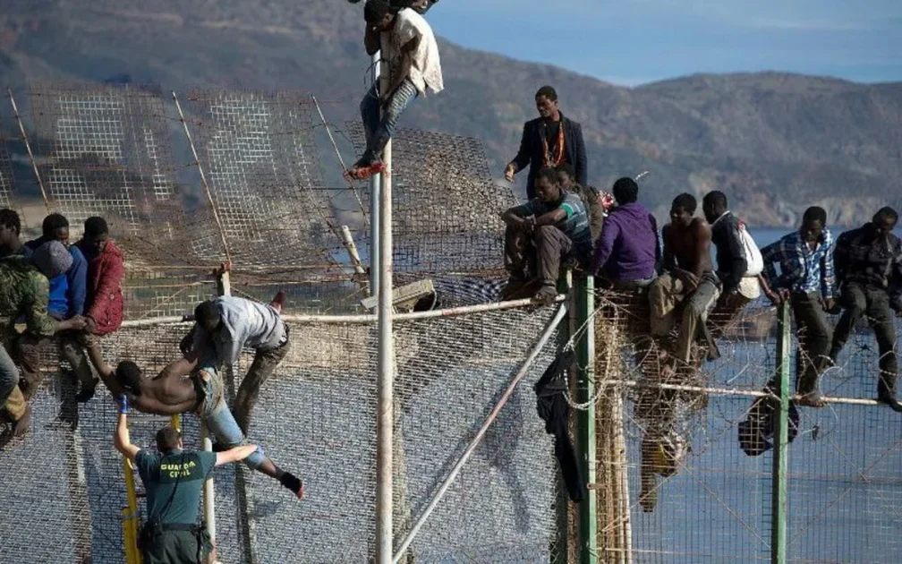 Sebta se barricade et augmente la hauteur des clôtures avec le Maroc